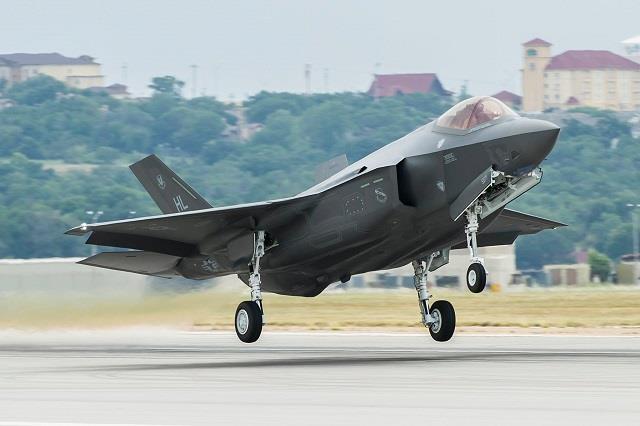 USAF's first two combat-coded F-35s take flight | News | Flight Global