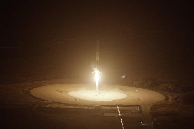 SpaceX Falcon 9 booster achieves epic vertical landing | News | Flight ...