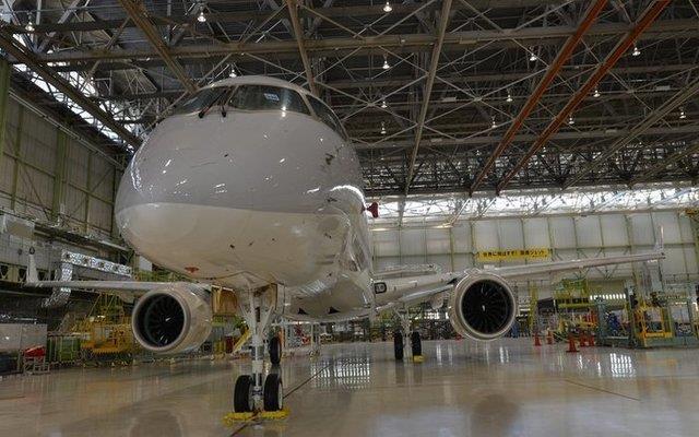 PICTURES: Mitsubishi mounts engines on first MRJ flight test aircraft ...