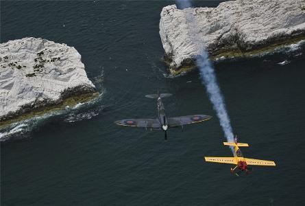 VIDEO & PICTURE: Spitfire races Red Bull MX2 aircraft over English ...