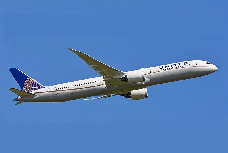 EasyJet crew urged United 787-10 abort after side-step approach error ...