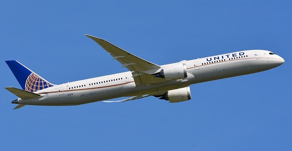 EasyJet crew urged United 787-10 abort after side-step approach error ...