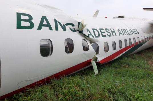 Q400 struck runway during unstable landing after reverse-thrust engaged ...