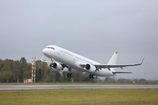 PICTURE: Airbus flies first sharklet-equipped A321 | News | Flight Global