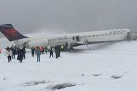 LaGuardia closes after Delta MD-80 accident | News | Flight Global