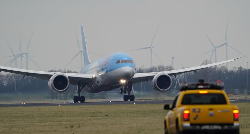 Schiphol to improve runway efficiency with time-based arrival spacing ...