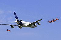 Video and Pictures: Red Arrows fly with Airbus A380 at Farnborough air ...
