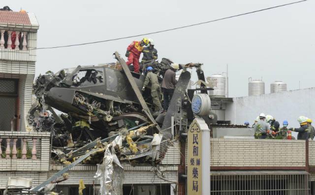 Taiwan Army Apache helicopter loses missile launch frame during drill ...