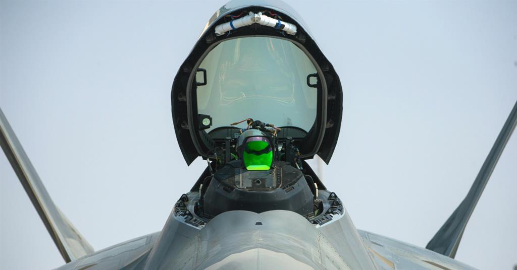 f 22 cockpit