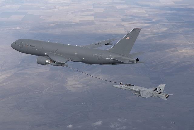KC-46 demonstrates probe-and-drogue refuelling of F/A-18 | News ...