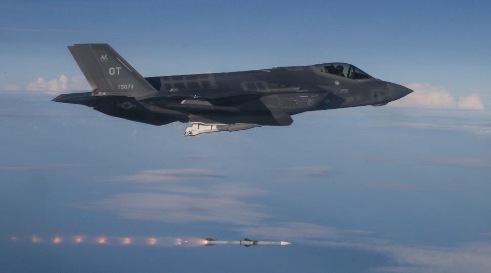 Pentagon signs largest-ever order for Raytheon AMRAAM missiles | News ...