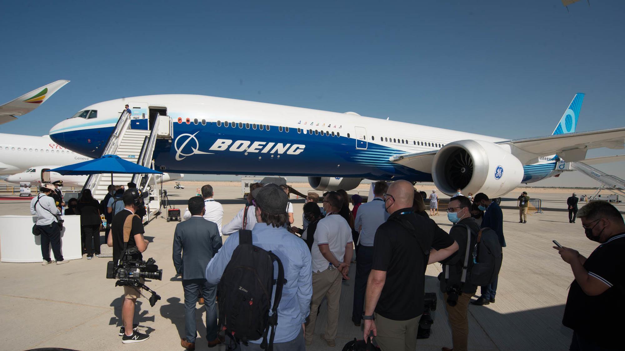 Boeing ‘shows off’ 777X for first time at Dubai | News | Flight Global