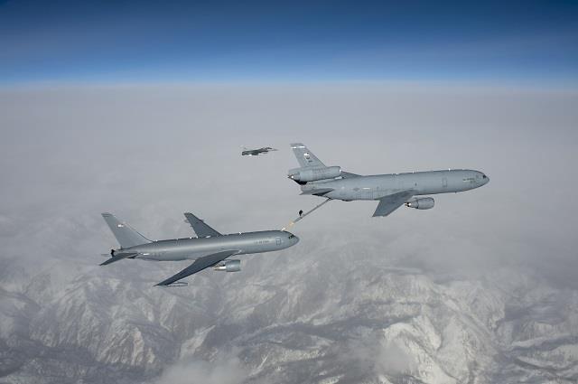 Boeing KC-46 receives fuel from KC-10 | News | Flight Global