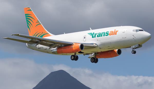 Transair 737 ditches off Hawaii after experiencing engine trouble ...