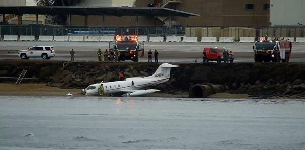 Learjet crashes into San Diego Bay | News | Flight Global