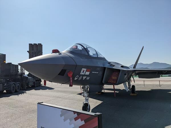 KF-21 makes air show debut at Seoul ADEX | News | Flight Global