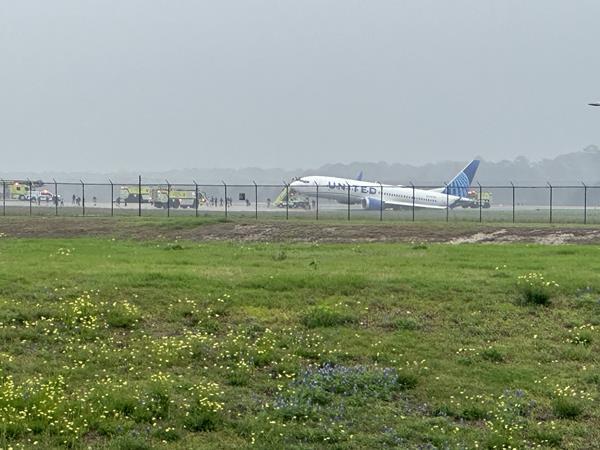 United 737 Max 8 runs off taxiway in Houston | News | Flight Global
