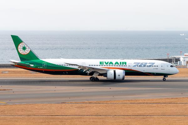 EVA Air buys five 787s in $1.8 billion deal | News | Flight Global