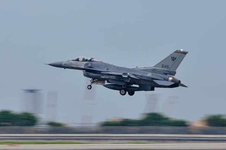 Failure of two pitch rate gyroscopes caused Singapore F-16 crash | News | Flight Global