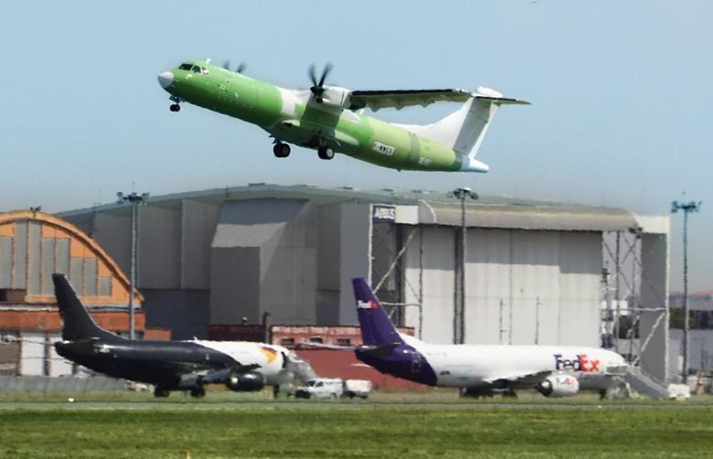 ATR flies first new-build 72-600 freighter for FedEx | News | Flight Global