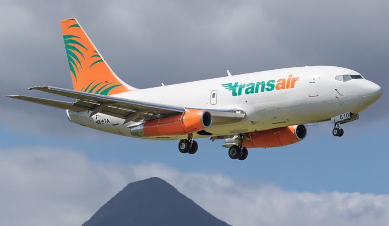 Transair 737 ditches off Hawaii after experiencing engine trouble ...