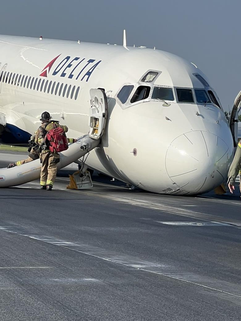 Delta Boeing 717 lands in Charlotte with nose gear retracted | News ...