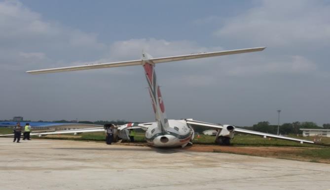 Q400 struck runway during unstable landing after reverse-thrust engaged ...