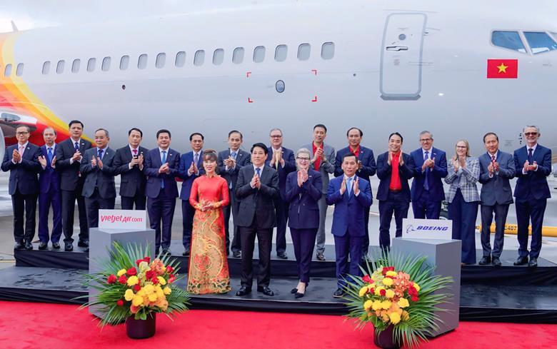 Boeing hands over first of 200 737 Max aircraft to Vietjet | News | Flight Global