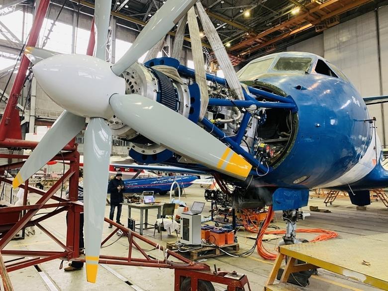 Yak-40 fitted with propeller for superconducting motor test | News ...