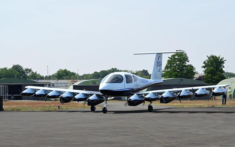 Blue Spirit Aero’s hydrogen-powered Dragonfly trainer approaching take ...