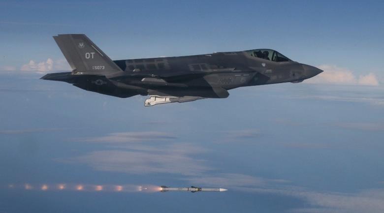 Pentagon signs largest-ever order for Raytheon AMRAAM missiles | News ...