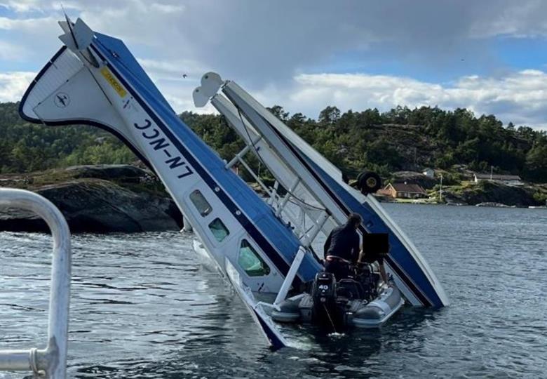 Amphibious DHC-2 pilot left wheels deployed before Norwegian water ...
